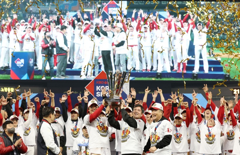 SSG 랜더스, KBO 41년만의 '와이어 투 와이어' 통합우승 새 이정표 세우며 통산 5번째 우승 트로피 들어 올려…KS 5차전서 역사상 최초 대타 끝내기홈런 날린 김강민 ...