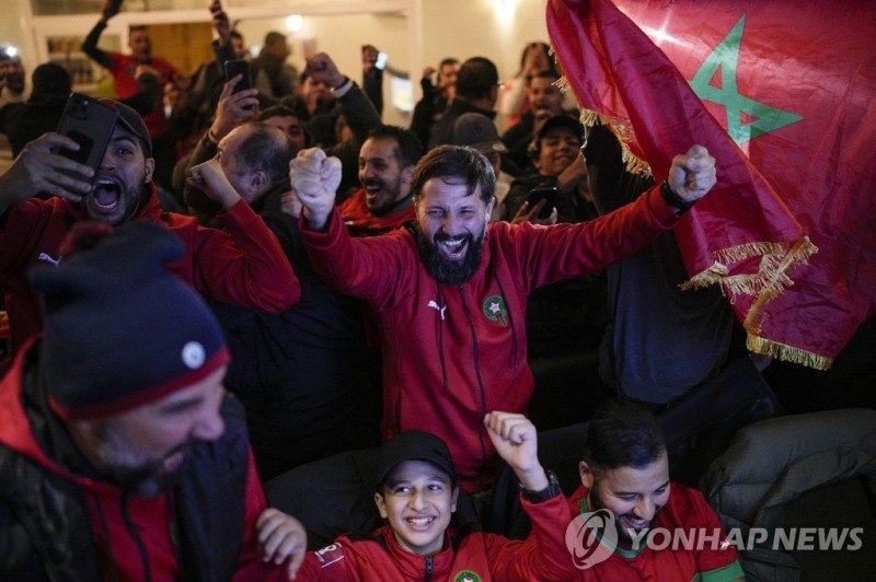월드컵 유럽도 모로코 8강 진출 자축 물결모로코 출신 이주민들 축제 분위기