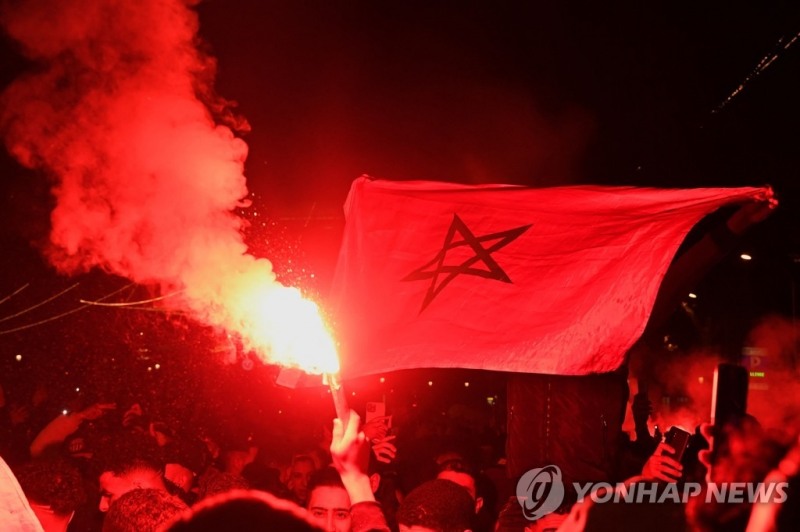 월드컵 유럽도 모로코 8강 진출 자축 물결모로코 출신 이주민들 축제 분위기