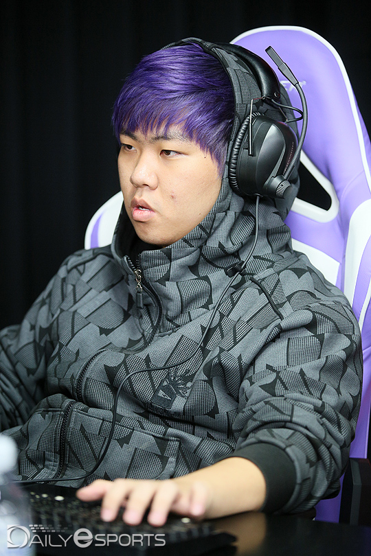 포토 모자 위 헤드셋 쓴 이동녕 귀염귀염
