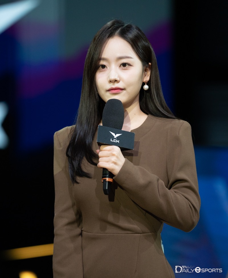 포토 함예진 아나운서 피넛 선수가 받았네요