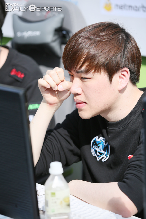 포토 코코 신진영 한여름 무더위에 땀 삐질