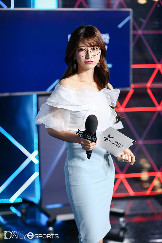 포토 롤챔스 김수현 아나운서 입술 뾰족 내밀고