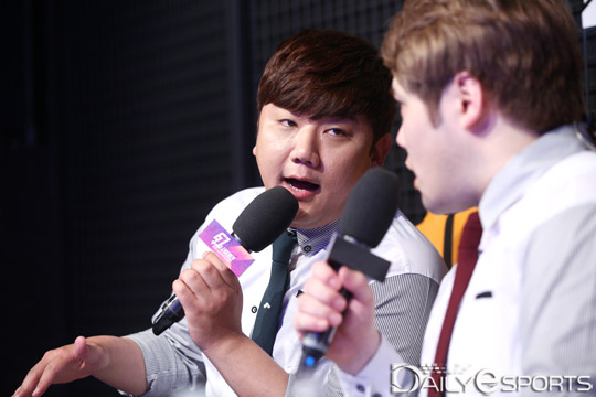 포토 정인호 해설 위원 내 눈을 바라봐