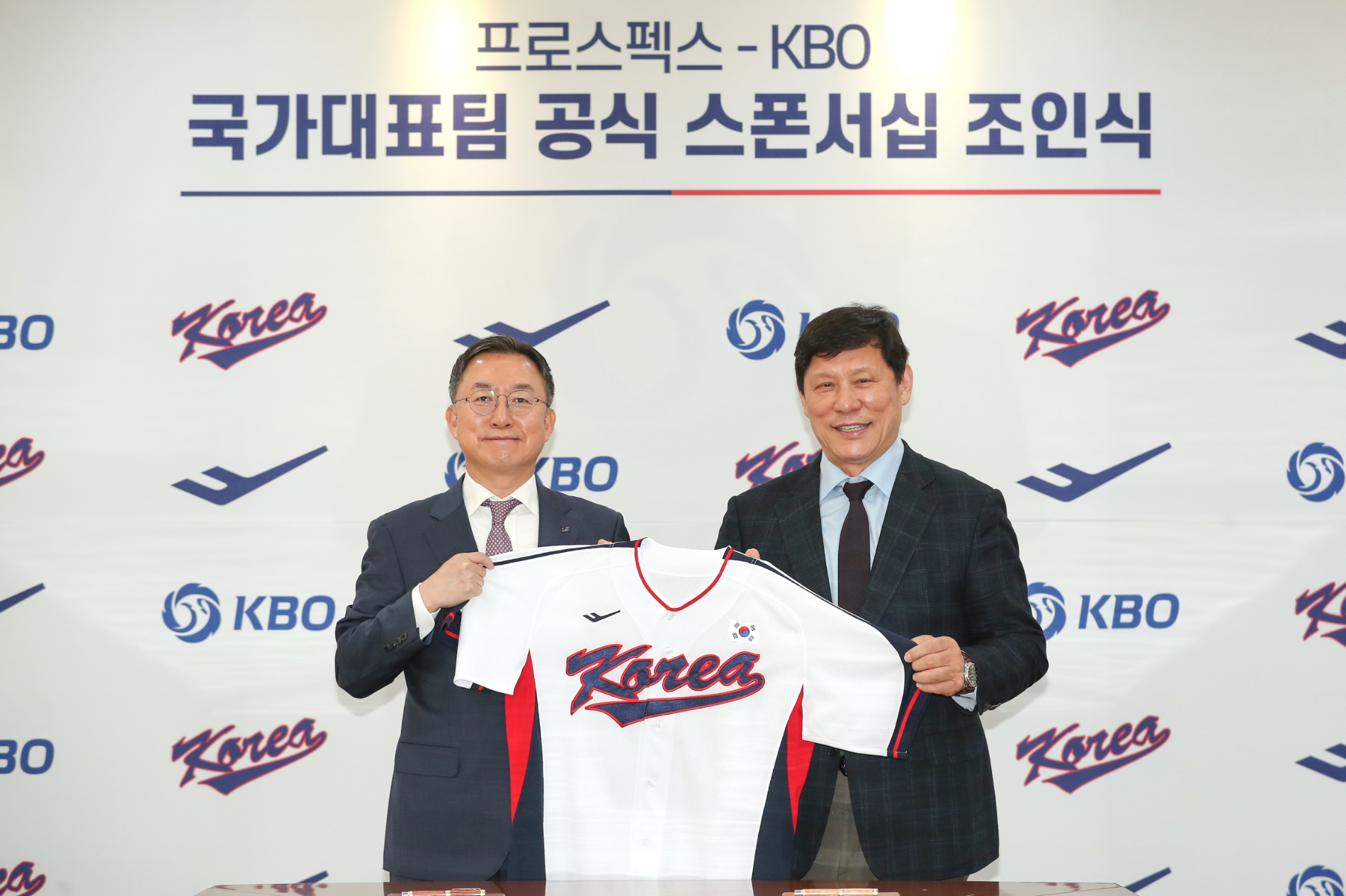 KBO 야구국가대표팀, 처음으로 국내스포츠 브랜드 유니폼과 공식 후원 협약 맺어…프로스펙스, MLB 월드투어부터 대표팀 공식 유니폼과 용품 후원