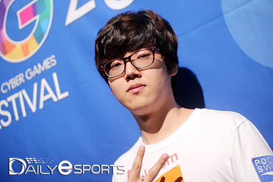 Wcg 2013 Sk텔레콤 원이삭 발 마사지 받을 생각에 설레