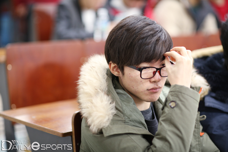 포토 머리카락 넘기는 Skt 페이커 이상혁