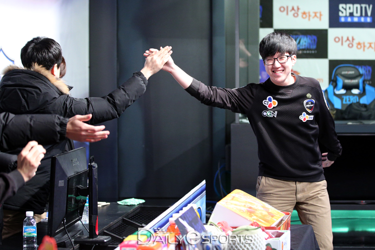 포토 Cj 첫 승 마무리에 신난 신희범 아뿔싸~
