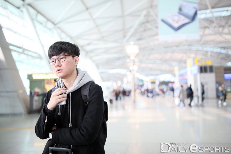 포토 출국 앞둔 매라 홍민기 인터뷰 중