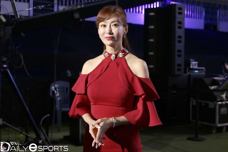 포토 정소림 캐스터 경기장 밝히는 미소