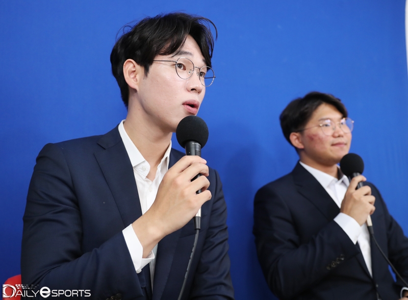 포토 대학리그 이성훈 캐스터 실시간으로 소통하고 있죠