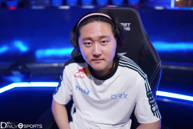 포토 표식 홍창현 머리띠 쓰고 할까요