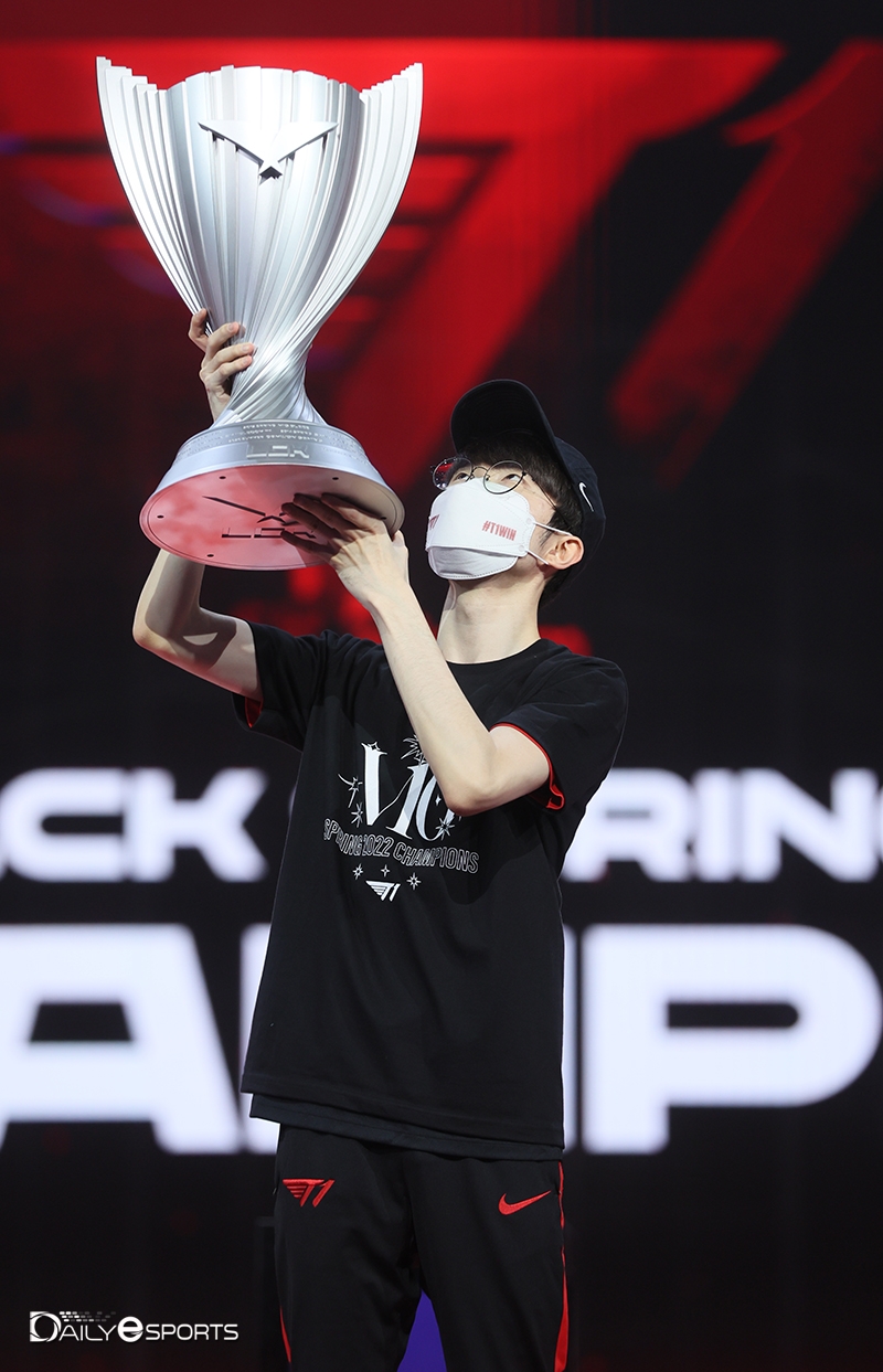 포토 열 번째 Lck 우승 트로피 든 페이커 이상혁
